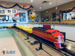 7 Train Restaurants for Kids in Chicagoland Where Model Trains Deliver ...