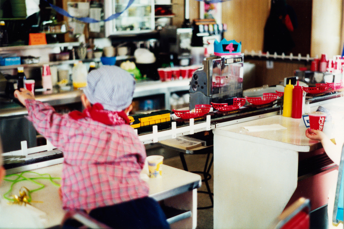 7 Train Restaurants for Kids in Chicagoland Where Model Trains Deliver ...