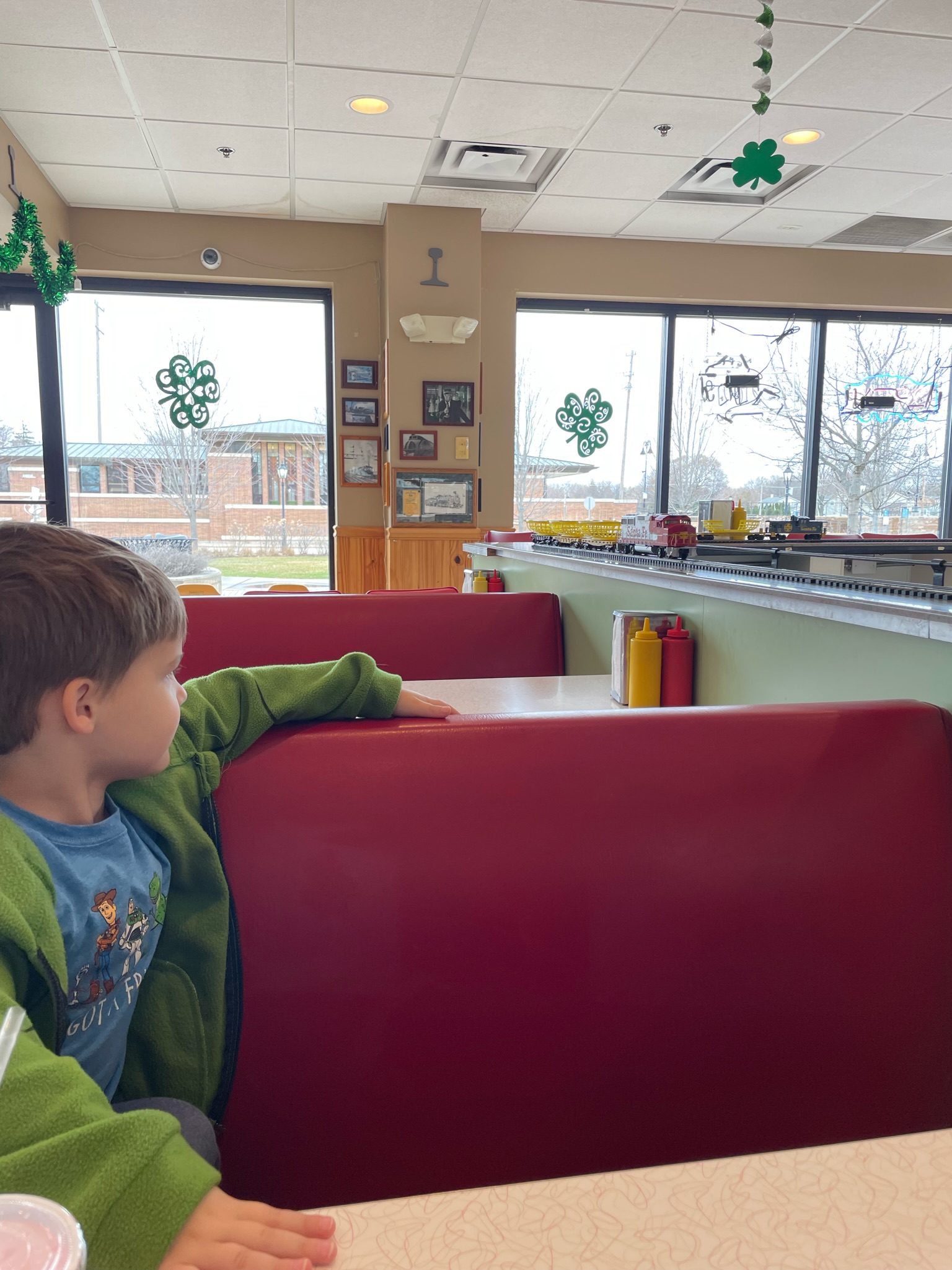 7 Train Restaurants for Kids in Chicagoland Where Model Trains Deliver ...