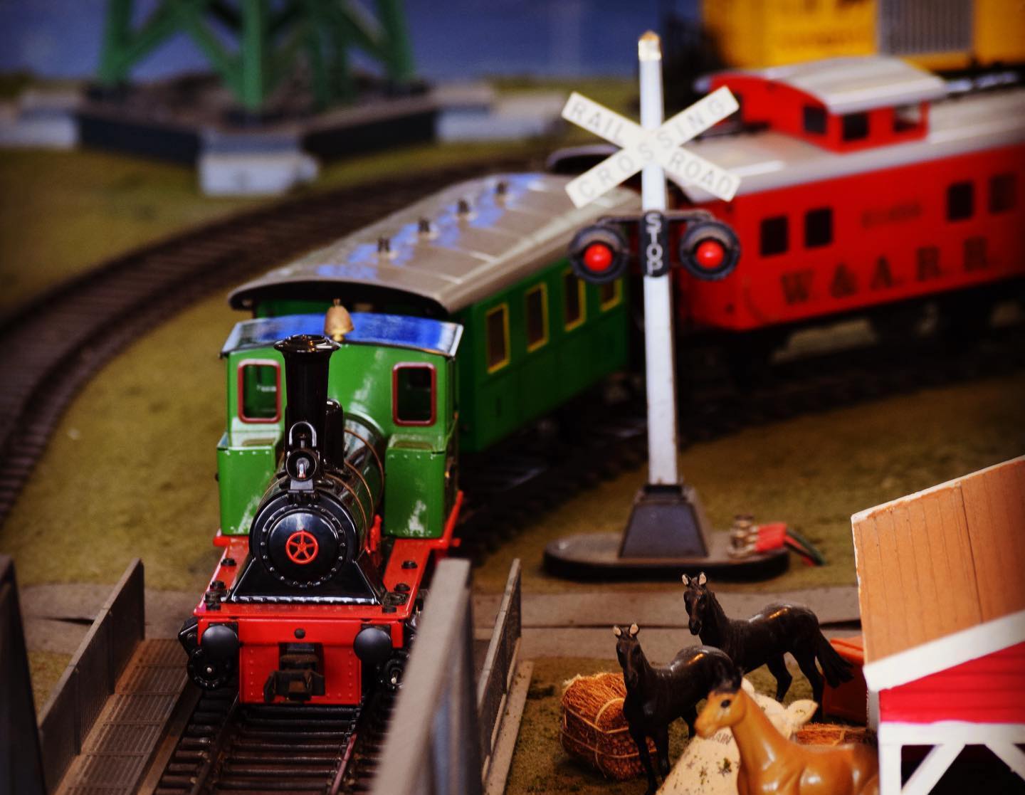 7 Train Restaurants for Kids in Chicagoland Where Model Trains Deliver ...