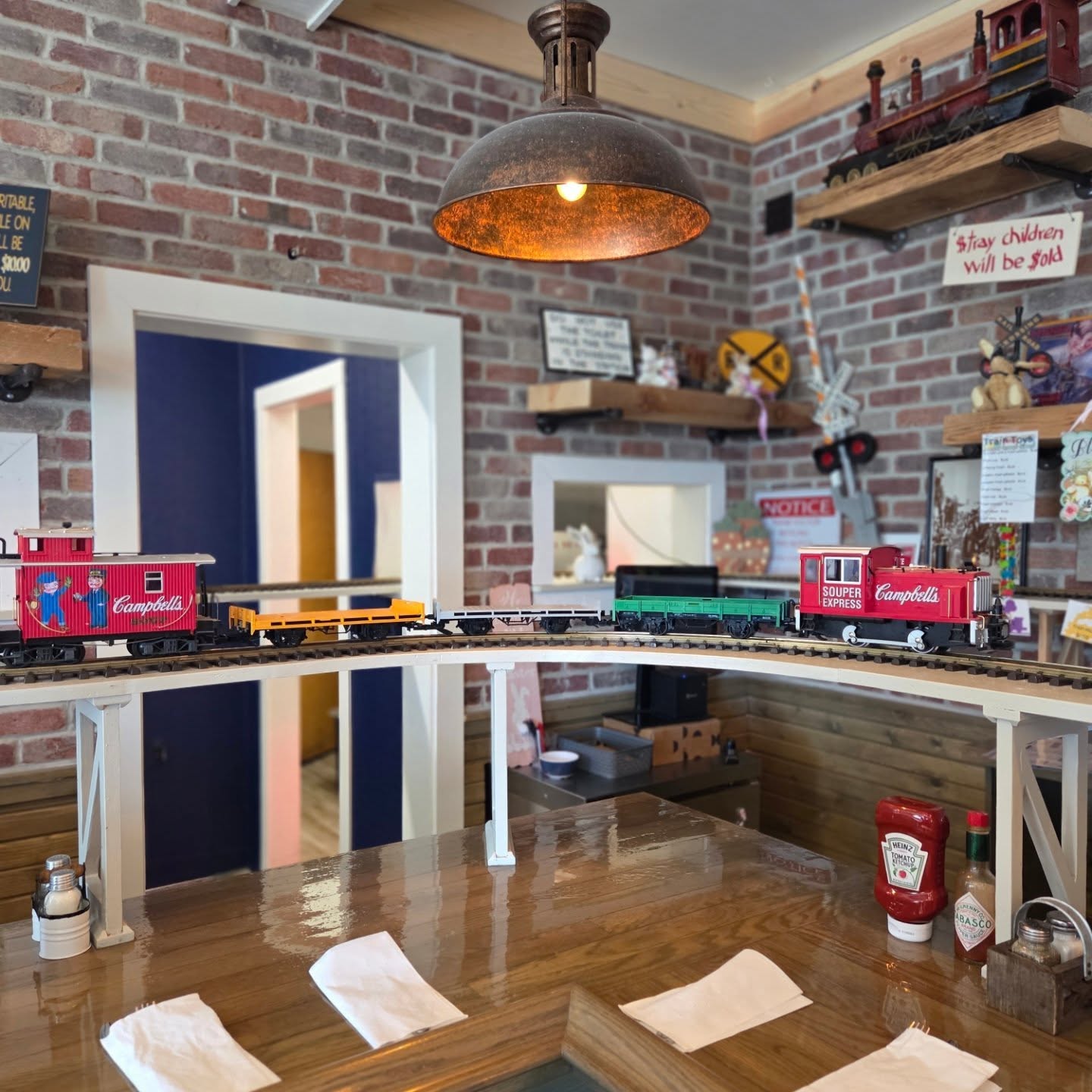 7 Train Restaurants for Kids in Chicagoland Where Model Trains Deliver ...